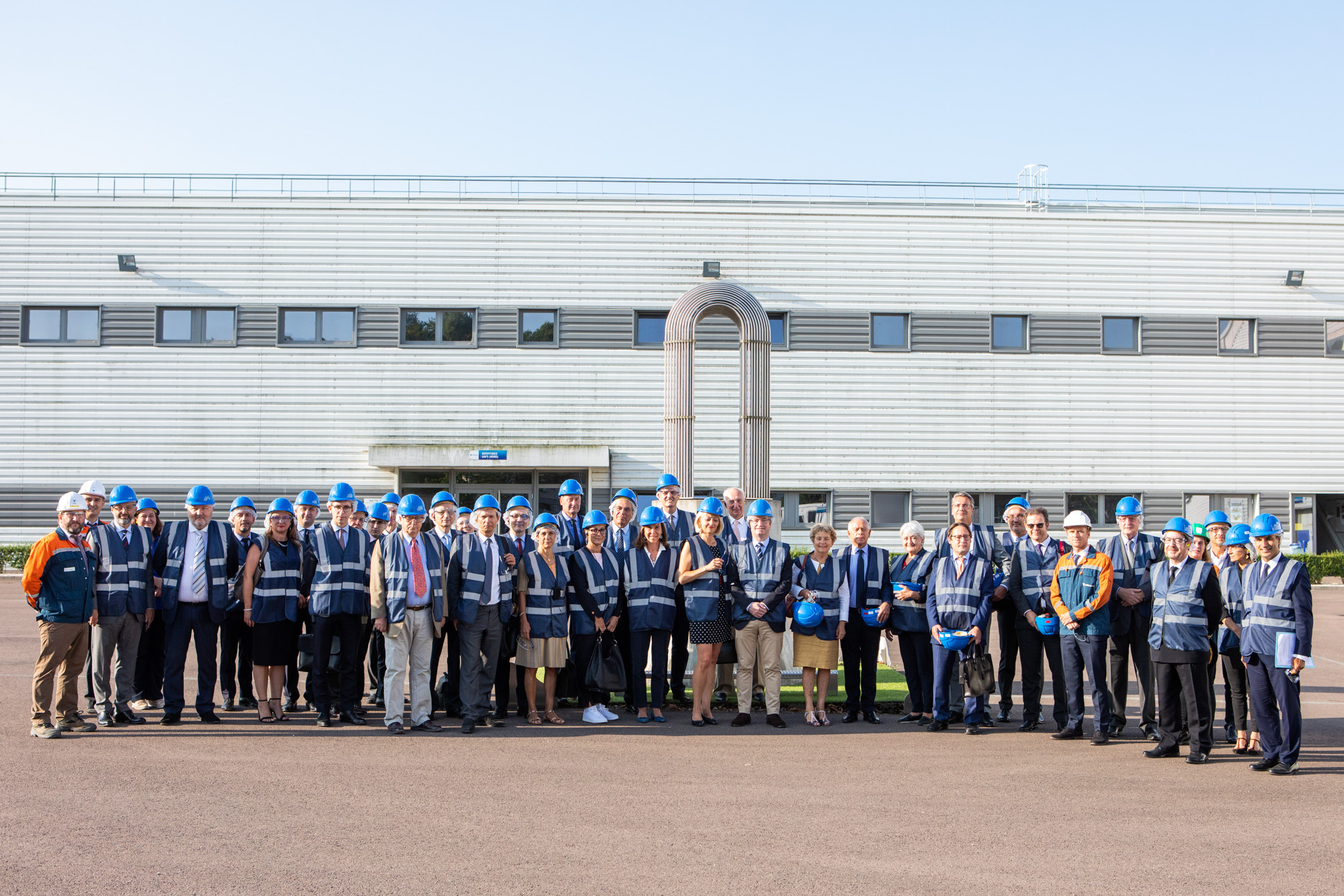 Eleven ambassadors in an official visit to the Valinox site in Montbard ...
